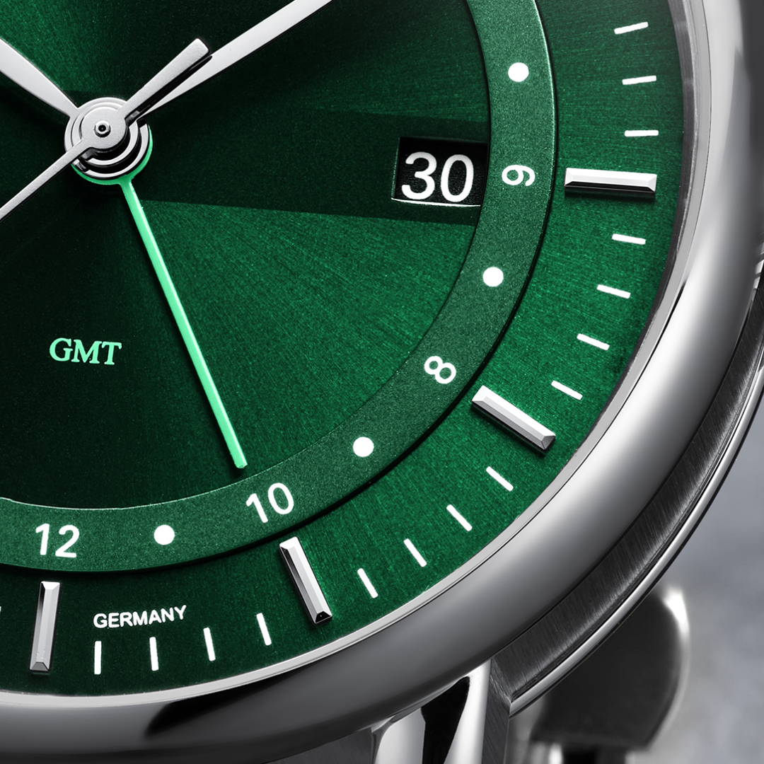 Travel in style: The Teutonia II GMT in elegant green - Mühle-Glashütte